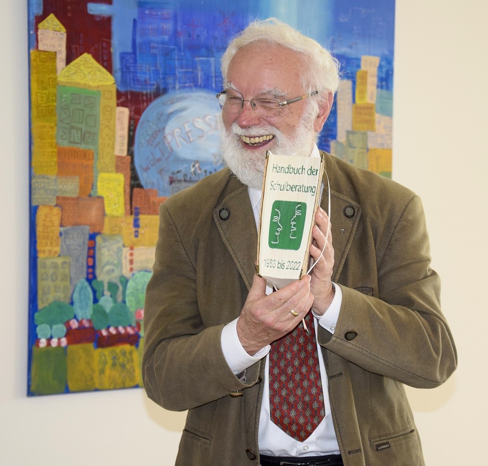 Generationenwechsel beim Handbuch der Schulberatung: „Der Honal“ mit ...